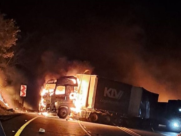 Armed Gang Sets Alight 6 Haulage Trucks At Van Reenen's Pass Along N3 ...