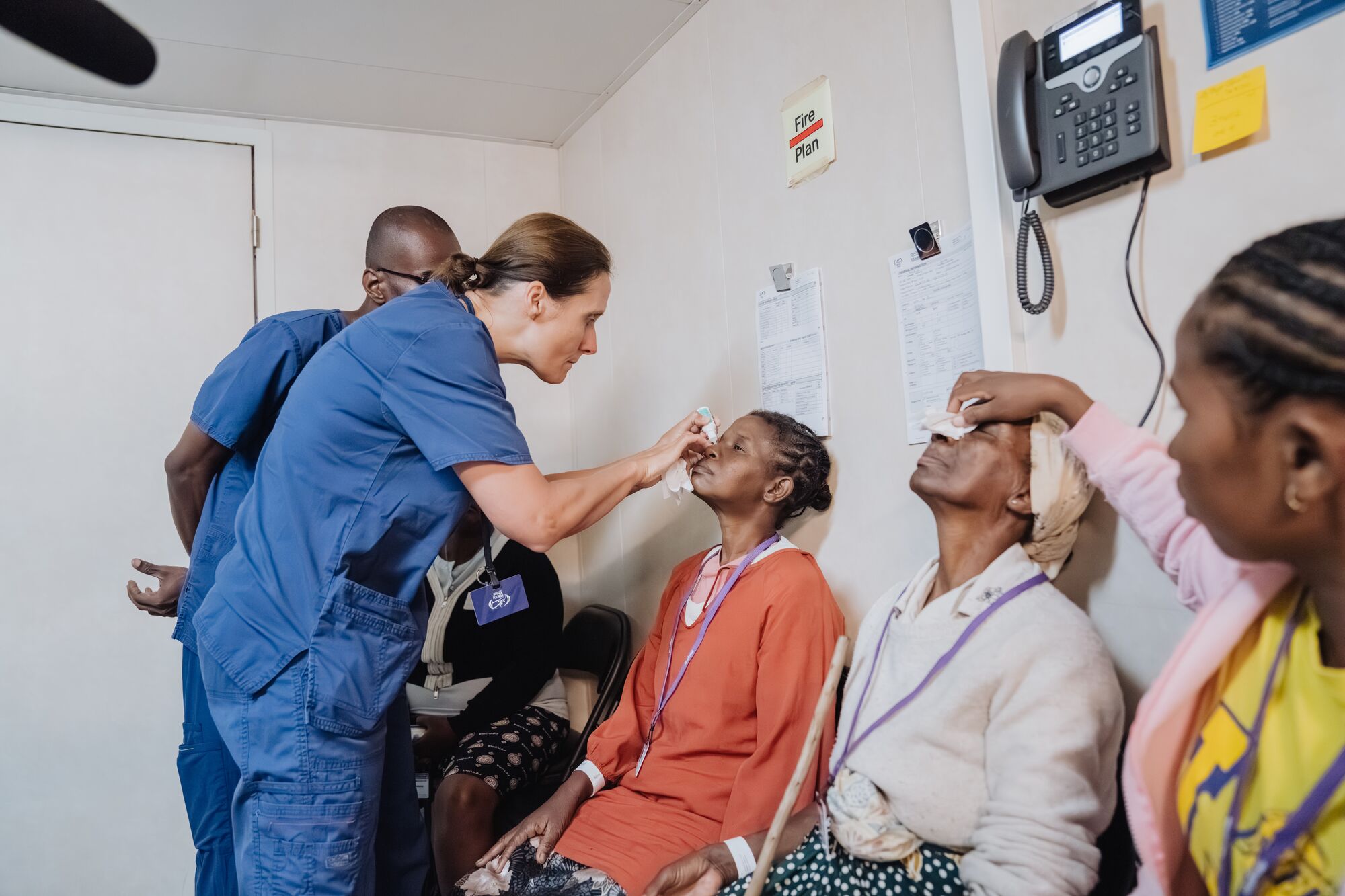 Blind Mother And Daughter Look Into Each Others’ Eyes For The First ...
